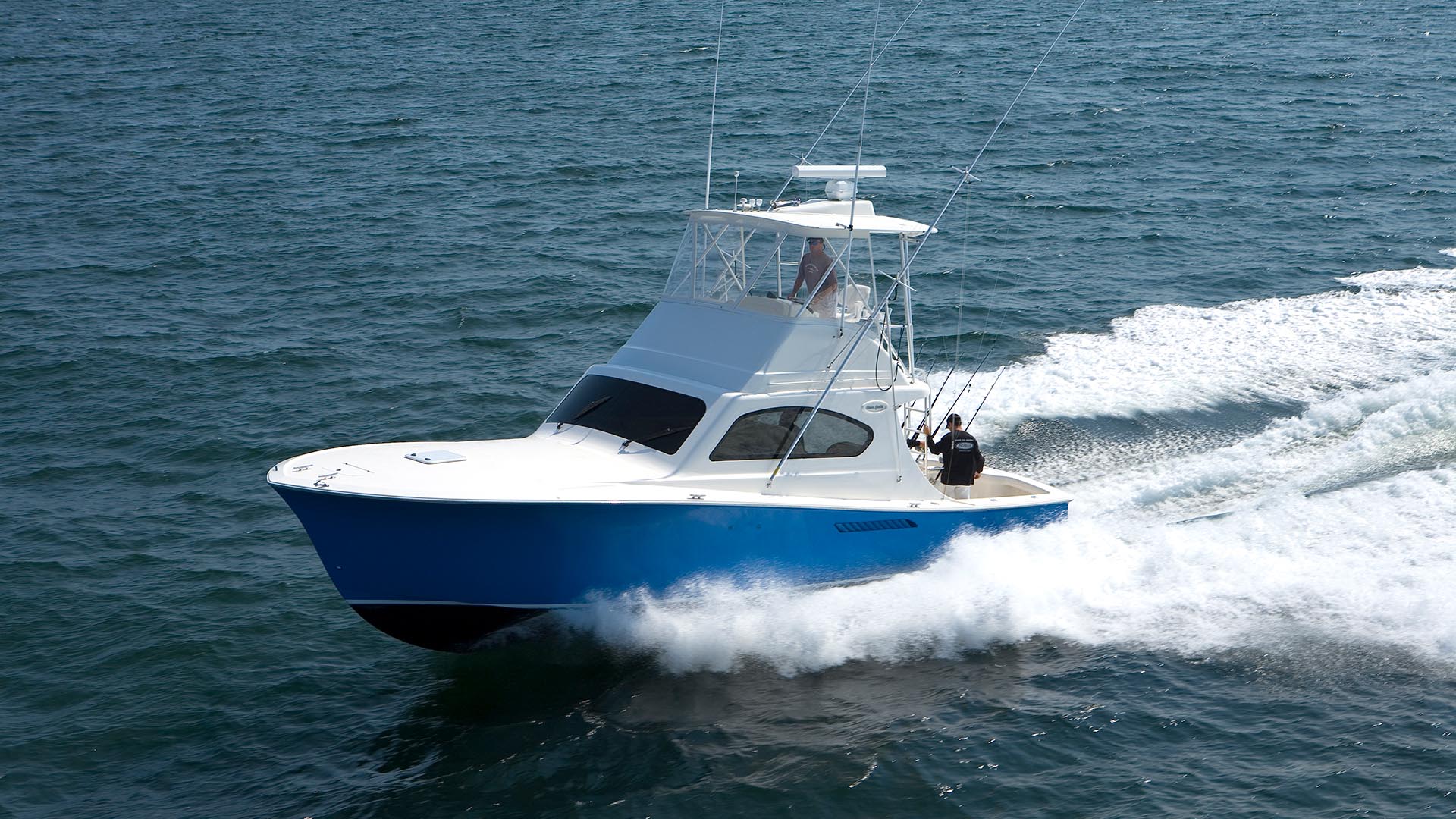 Boat Owner Basics: What Are Full Enclosure Boat Tops?